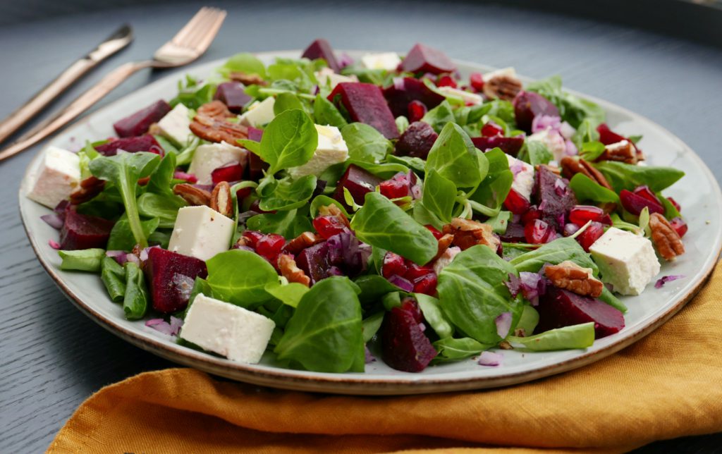 Rode bietensalade met granaatappel, feta en munt - Diëtistenpraktijk ...